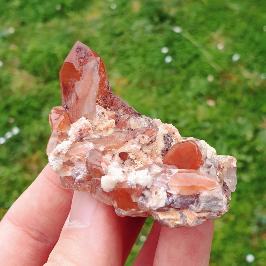 Quartz rouge Hématoïde – Tinejdad, Maroc | Géodes Et Minéraux