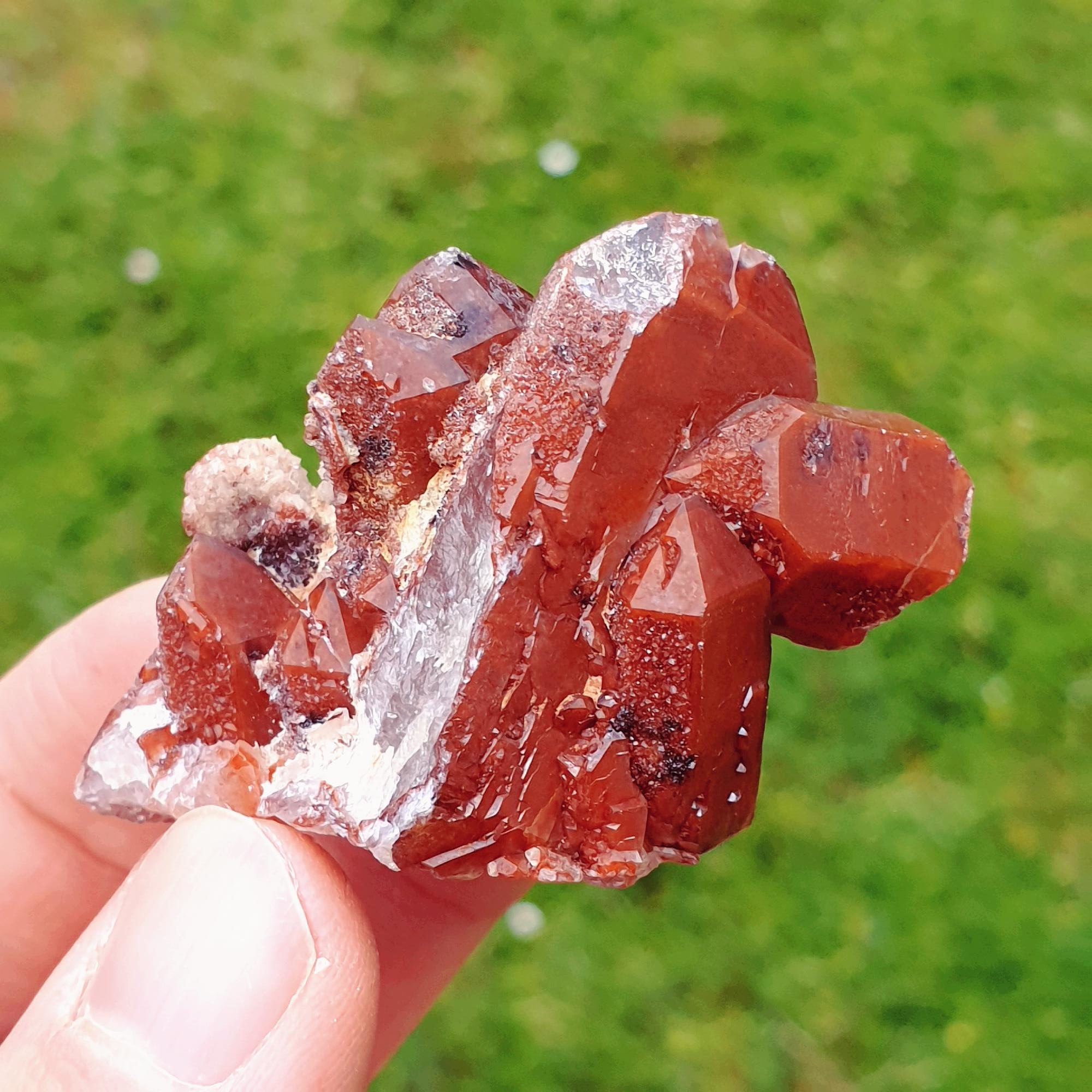 Quartz rouge Hématoïde – Tinejdad, Maroc | Géodes Et Minéraux