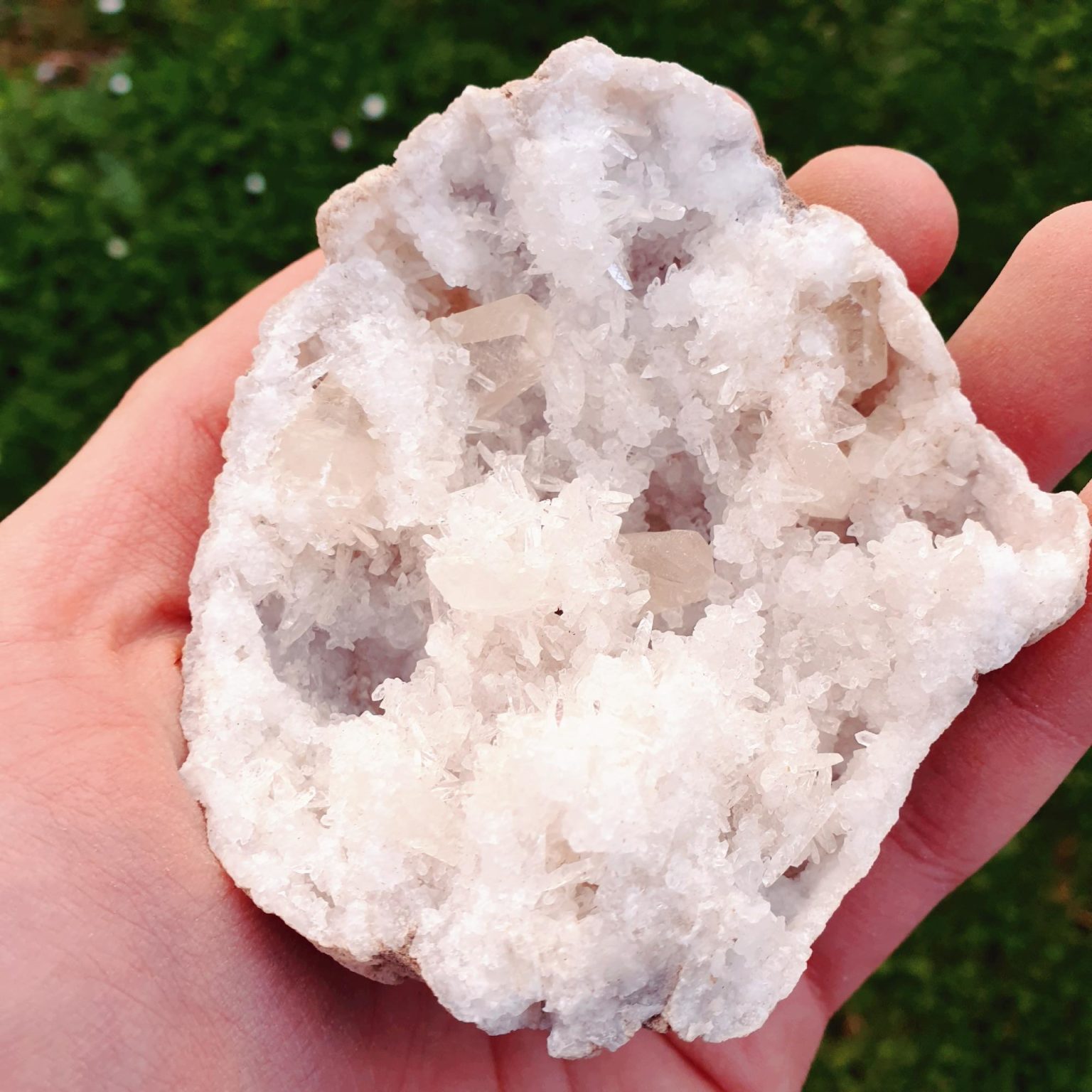 Géode de Calcite entière – Maroc | Géodes Et Minéraux